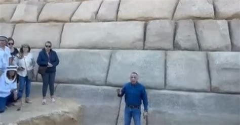 [영상]타일 붙이냐 피라미드 외벽 복원 공사에 비난 쏟아져