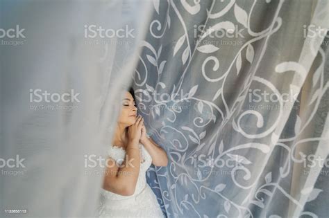 우아한 웨딩 드레스에 어두운 머리와 아름 다운 신부의 패션 사진 및 Diadem 결혼식 아침에 방에서 포즈 갈색 머리에 대한