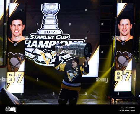 Pittsburgh Penguins Center Sidney Crosby 87 Brings The Stanley Cup To