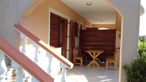 Otok VIR apartmani za 4 osobe 100 m plaža Žitna uvala Njuškalo Turizam
