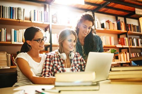 학교 도서관에서 여 학생 들의 그룹 학습 하 고 대학 시험 준비입니다 교육 개념입니다 공부에 대한 스톡 사진 및 기타 이미지 공부 교육 금발 머리 Istock