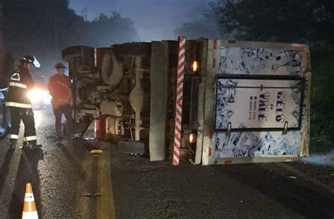 Caminhão Carregado Com Gelo Tomba Na Br 470 Portal Menina