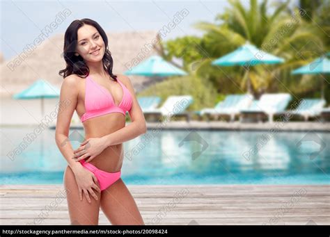 Glückliche Junge Frau Im Rosa Bikini Badeanzug Lizenzfreies Foto