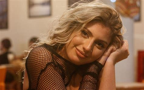 Atriz E Cantora Khiara Se Desdobra Entre Série Teen De Luccas Neto E