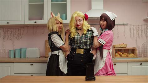 Encantadoras Y Alegres Cosplayers Multirraciales Grabando Video Para