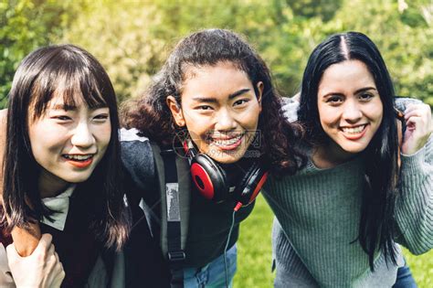 一群微笑的国际学生或青少年在大学公园里站在一起拥抱教高清图片下载 正版图片 摄图网