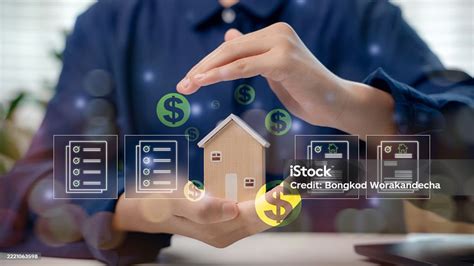 손은 재산 문서 및 달러 기호의 디지털 아이콘을 가진 집 모델을 들고 있습니다 디지털 부동산 투자 부동산 기술 및 재무 계획의 개념 건설업자에 대한 스톡 사진 및 기타