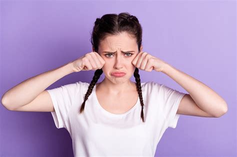 사진 사진 어린 소녀 불행한 슬픈 화가 울음 소리 스트레스 우울한 문제는 보라색 색상 배경을 통해 고립 실패 사람 얼굴에 대한