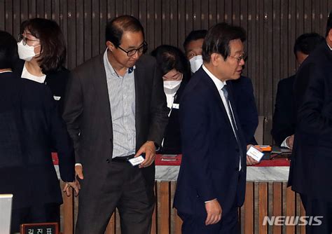 이재명 대표와 기표소 향하는 이성만 의원 네이트 뉴스