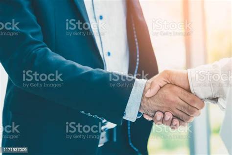새로운 프로젝트 회의 후 사업가 악수 두 명의 부시맨이 업무협약으로 악수를 하고 있다 공동체에 대한 스톡 사진 및 기타 이미지