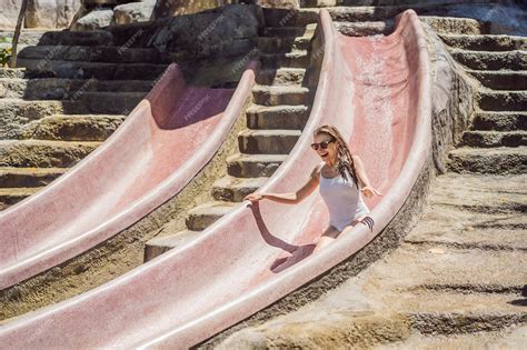 Femme Sur Un Toboggan En Pierre Dans Un Parc Aquatique Parc Aquatique