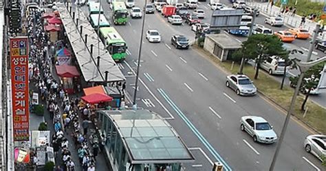 퇴근길 버스 기다리는 시민들