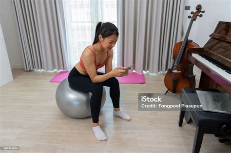 아름다운 숙녀 휴식 평화로운 명상 필라테스 요가 근육은 떠나는 방에서 운동 공 운동에 앉아 가냘픈에 대한 스톡 사진 및 기타 이미지 가냘픈 개인 장식품 건강한 생활