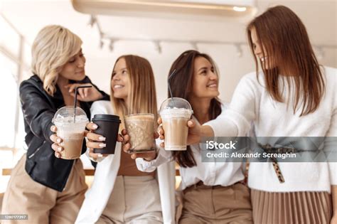 실내 카페에서 휴식을 취하면서 커피를 마시며 커피를 마시는 네 명의 청녀 친구들의 모습 노트북에 대한 스톡 사진 및 기타 이미지 노트북 단체 레스토랑 Istock