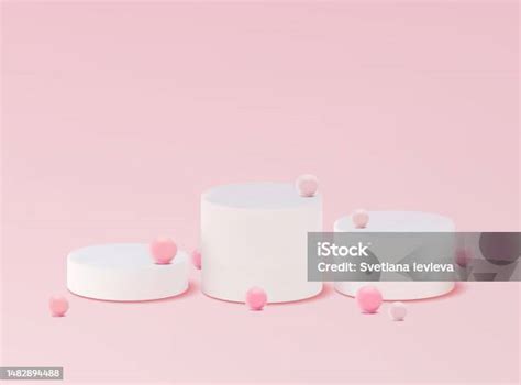 진주 구슬이 있는 부드러운 분홍색 파스텔 호화로운 배경에 세 개의 흰색 3d 연단 계단 받침대 형태로 수상 제품을 수여하는