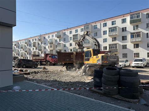 Нийтийн эзэмшлийн талбайд зөвшөөрөлгүй барьсан байгууламжуудыг буулгаж байна