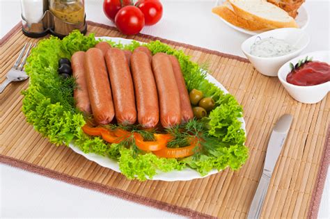 토마토 오이 채소와 소시지 훈제 검정 또는 흰색 빵 제공 완벽 한 추가 이다 매운 소스와 겨자 저녁 식사를 위해이 요리 제공