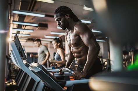 체육관에서 러닝 머신에 휴식을 취하는 지친 흑인 운동 선수 건강한 생활방식에 대한 스톡 사진 및 기타 이미지 건강한 생활방식