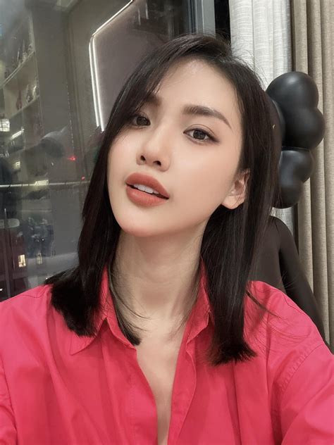 Ảnh đời Thường Nóng Bỏng Của Bùi Quỳnh Hoa Vừa đăng Quang Miss Universe