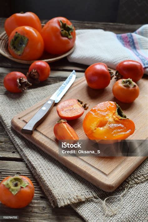 나무 배경에 감의 다른 품종 맛있게 익은 오렌지 감 유기농 과일 복사 공간 선택적 초점 가을에 대한 스톡 사진 및 기타 이미지