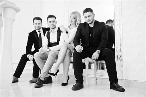 3 세련 된 흰색 드레스에 금발 여자 행 세 하나 잘 입고 남자 수염 뮤지션 밴드 또는 수입니다 가득 찬에 대한 스톡 사진 및 기타 이미지 Istock