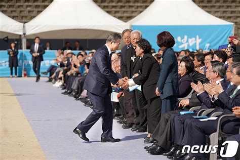 부마민주항쟁 마산시위 참여자 격려하는 문재인 대통령 뉴스1