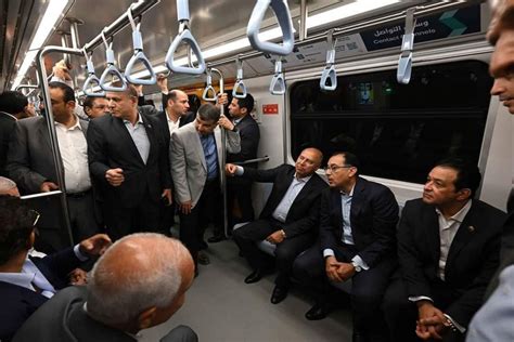 رئيس الوزراء يتفقد أعمال التشغيل التجريبي بالركاب للجزء الثالث من
