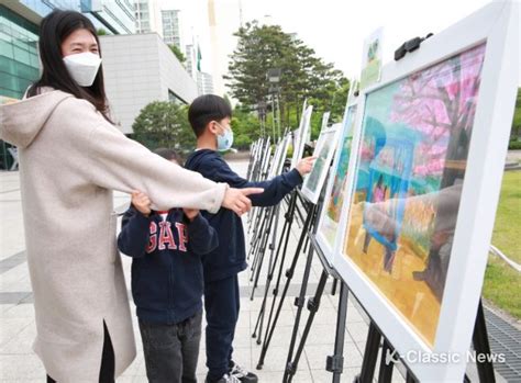 수원시 장안구 2023 만석거 벚꽃축제 못다 한 이야기展 개최 아이 작품 보며 가족 웃음꽃 활짝