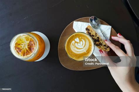 레몬 나무 검은 테이블 배경에 커피 컵 상단보기와 숟가락으로 몰래 0명에 대한 스톡 사진 및 기타 이미지 0명 기포 음료