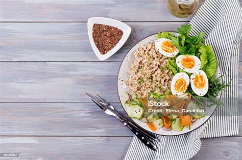 오트밀 호박 양상추 당근 삶은 달걀을 곁들인 조식 그릇 신선한 샐러드 건강한 음식 채식 불상 그릇입니다 맨 위 보기 개념에 대한
