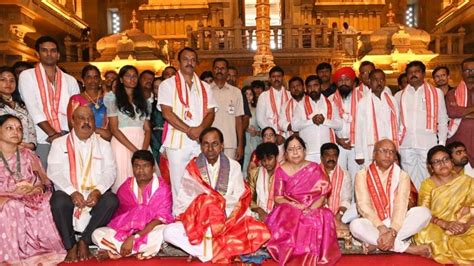 Kcr Donates 1 Kg Gold To Temple Ahead Of National Party Launch Latest