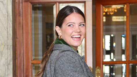 Isabelle Junot desvela si el hijo que espera en niño o niña de la forma