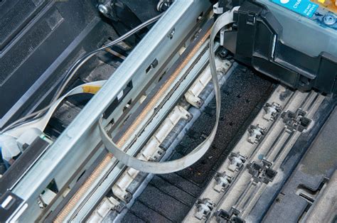 오래 된 더러운 잉크 제트 프린터를 분해 내부 부품의 보기입니다 공학에 대한 스톡 사진 및 기타 이미지 공학 기술자 기업 재무와 산업 Istock