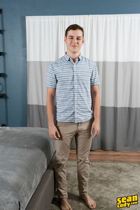 Красавчик Фредди раздевается в своей комнате и демонстрирует свое горячее тело и большой член