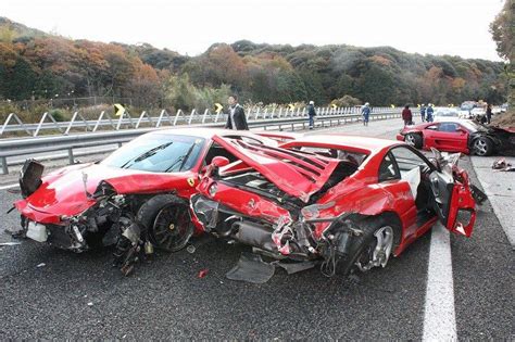 多重事故で大破した3台のフェラーリ＝山口県下関市小月町の中国自動車道で、尾垣和幸撮影 納車 墓場 フェラーリ