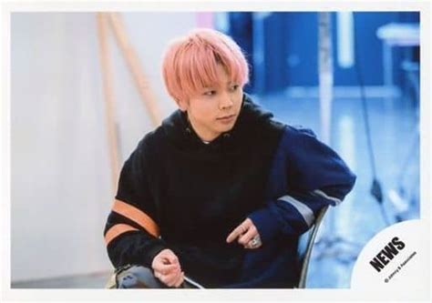 駿河屋 News増田貴久横型・上半身・衣装黒・オレンジ・グレー・座り・目線右「news Live Tour