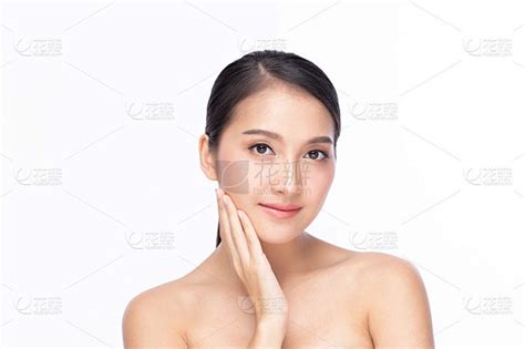 美丽的水疗模特女孩与完美的新鲜干净的皮肤。美丽的女人的脸肖像孤立在白色的背景。