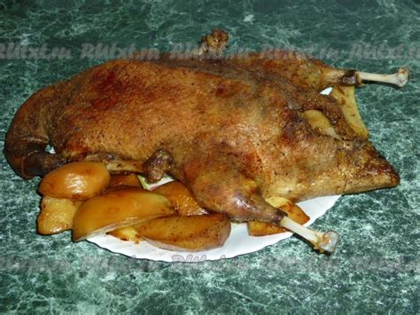 Утка запечённая с яблоками и картошкой в духовке 9 фото в рецепте
