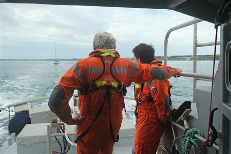 SNSM Belle Île Un voilier piégé à Kérel