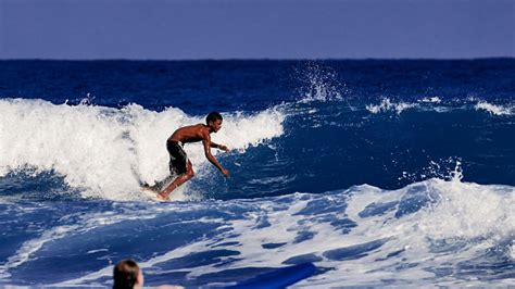 서퍼 학교 서핑보드에 서있는 법을 배우는 젊은 남자 파도에 서퍼 아름다운 바다 파도 수상 스포츠 활동 대서양 도미니카 공화국 29122016 2명에 대한 스톡 사진 및 기타