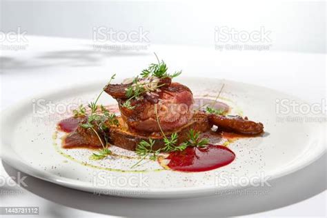 베리 잼과 함께 Brioche에 파르마 햄에 구운 카망베르 우아한 음식 여름 메뉴의 카망베르와 햄의 뜨거운 전채 훌륭한 식사에서