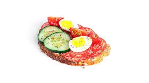크림 치즈 소시지 흰 배경에 고립된 채소를 곁들인 브루스케타 호밀 빵 토스트 소시지 샌드위치 야채와 치즈샌드위치 0명에 대한
