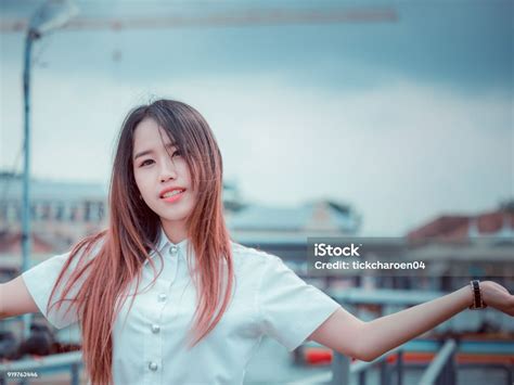 긴 검은 머리 미소와 행복 포트 배경 느낌 아시아 아름 다운 여자 의 초상화에서 학생 및 졸업 개념 강에 대한 스톡 사진 및