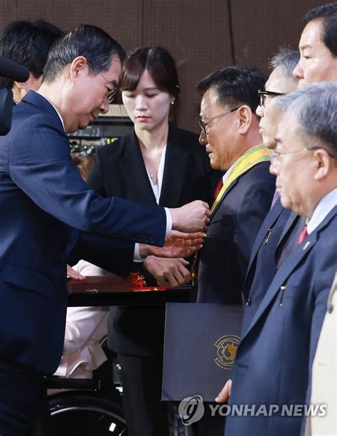 훈장 수여하는 한덕수 총리 연합뉴스