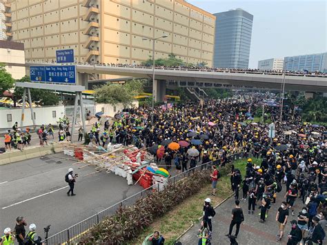示威者設路障圍牛頭角警署 防暴警察戒備 — 識港