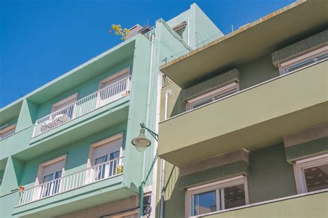 Foto Un Edificio Alto Con Balcones Y Balcones En Los Balcones Imagen