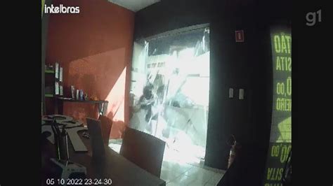 Vídeo Câmera de segurança flagra homem furtando empresa de design em