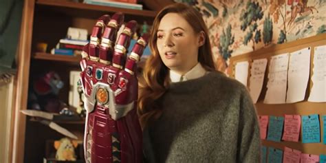 Endgame S Karen Gillan Shows Off A Nebula Puppet Infinity Gauntlet
