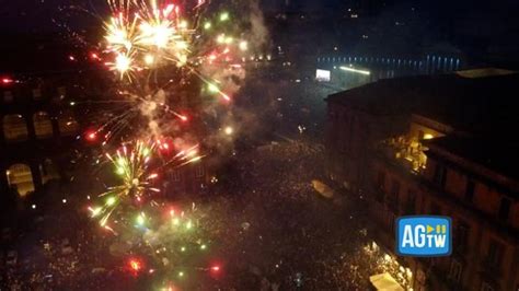 Napoli Tifosi A Piazza Del Plebiscito La Festa Scudetto Con I Fuochi D Artificio Vista Dal