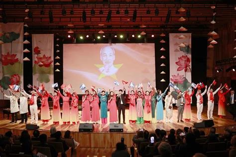 越南国会主席王廷惠出席庆祝越阿建交50周年文艺演出 Vietnam Vietnamplus